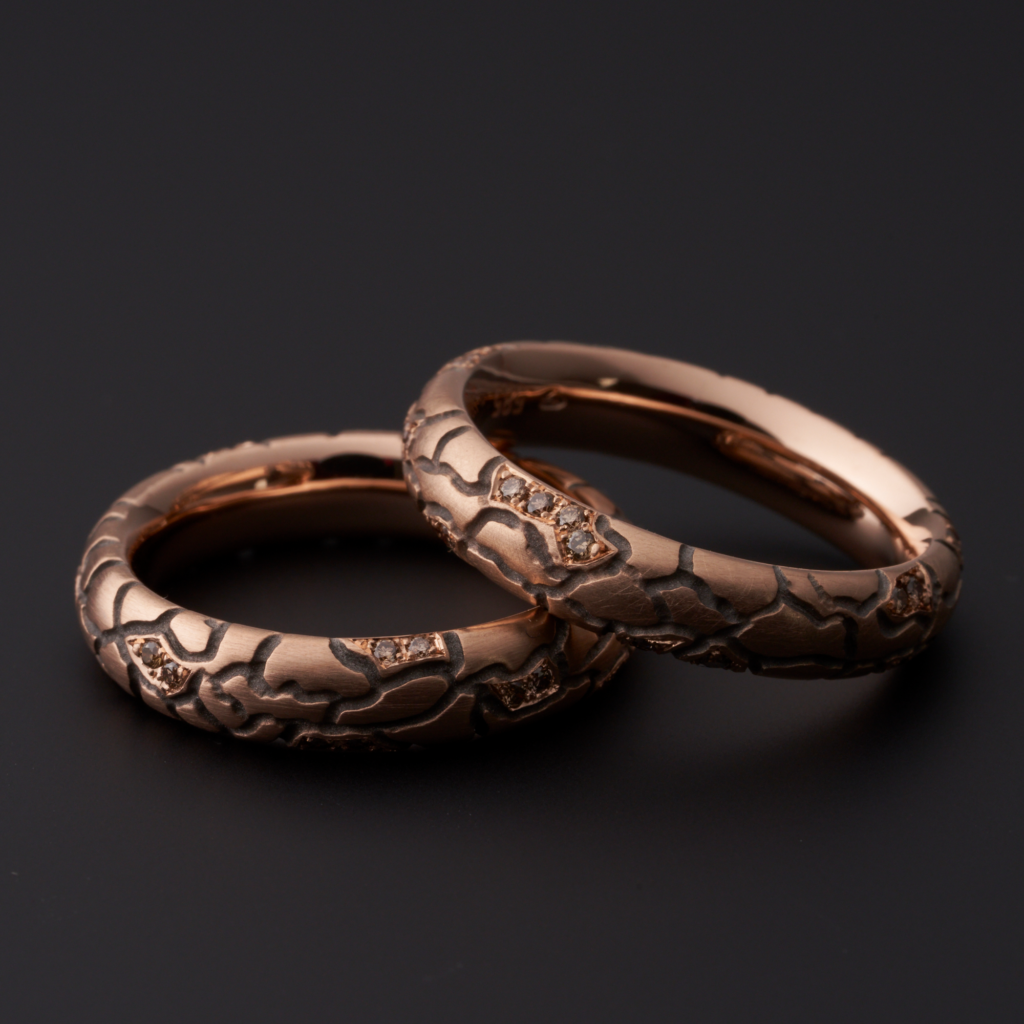 Trauringe mit Crackle Relief und Diamanten - Sahak Pink Jewellery