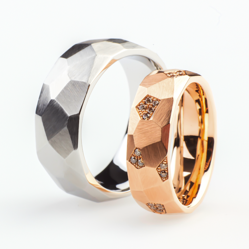 Trauringe mit Hammerschlag-Struktur und Diamanten - Sahak Jewellery