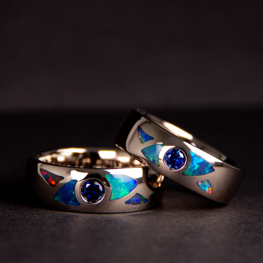 Weissgold Trauringe mit Opal Intarsien und Saphir - Sahak Pink Jewellery