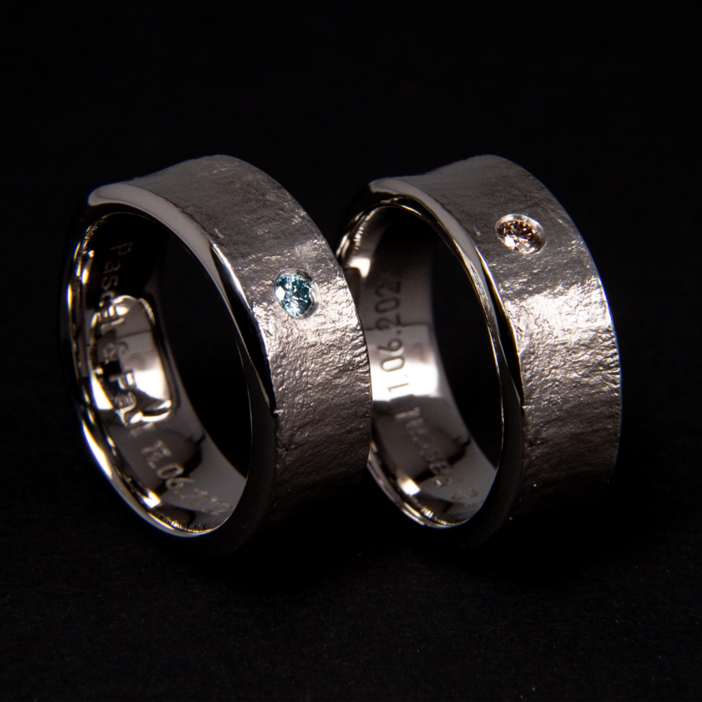 Moderne Trauringe mit strukturierter Oberfläche aus Weissgold - Sahak ...