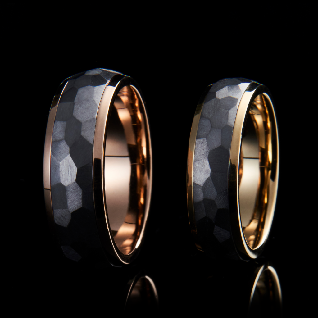 Trauringe aus Tantal und Gold mit Struktur - Sahak Pink Jewellery